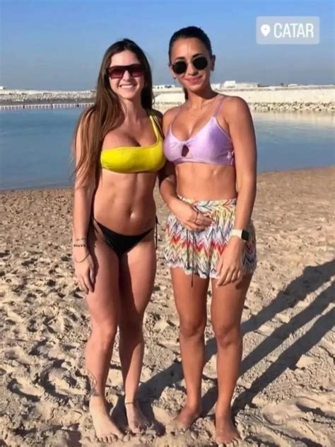 Mundial Qatar 2022 Antonela Roccuzzo Fue A La Playa En Micro Bikini Y