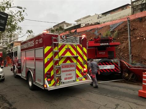 Deslizamento De Terra Interdita Trecho De Rua Em Perdizes Na Zona