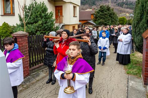 Droga Krzyżowa ulicami parafii 2022 Parafia Matki Bożej Nieustającej