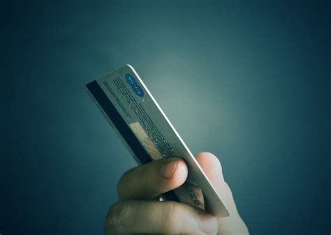 El banco podría retener tu salario si no pagas las deudas de tu tarjeta