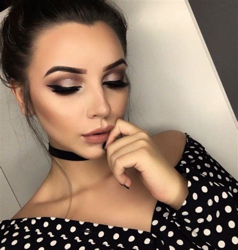 Deslumbra en Negro Guía de Maquillaje para Vestido Negro Paso a Paso
