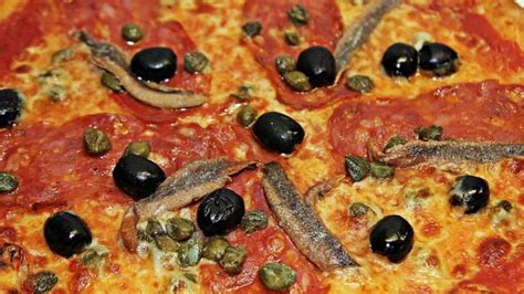 Pizza de anchoas y encurtidos receta fácil paso a paso