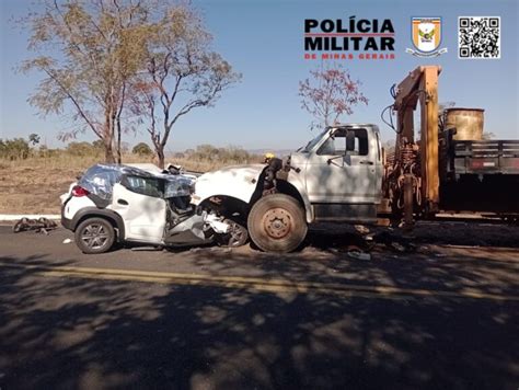 Acidente grave entre carro e caminhão deixa três mortos em estrada de MG