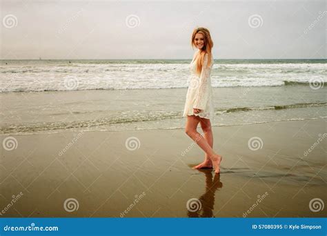 Menina Adolescente Na Praia Na Areia Molhada Imagem De Stock Imagem