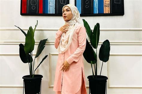 Berpakaian Serba Putih Sambil Berpegangan Tangan Di Masjid Nad Zainal