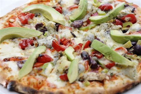 Disfruta Esta Pizza De Aguacate Y Tomate Cherry Muy Rica Comedera
