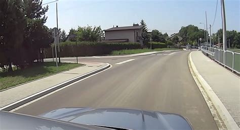 Zasada prawej ręki na czym polega i kiedy obowiązuje Motopedia