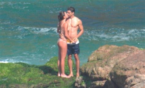 Cauã Reymond curte praia a namorada no Rio de Janeiro Rádio FM