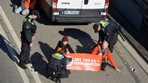 Hamburg Klimaaktivisten blockieren Elbtunnel und Elbbrücken