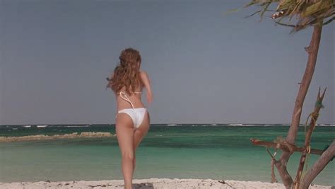 Голая Келли Брук в Survival Island