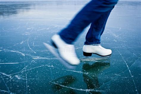 Patinaje De Hielo De La Mujer Joven Al Aire Libre Foto De Archivo