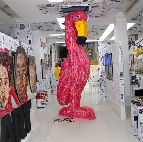 Ladrões invadem galeria de arte em Ipanema bebem cerveja e roubam