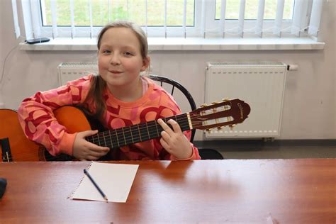 Nauka gry na gitarze Gminny Ośrodek Kultury i Biblioteka w Lubrzy