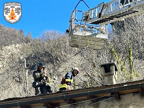 Incendio Ad Una Canna Fumaria Di Una Casa A Pontboset