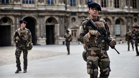 Interpellation après une attaque au couteau un militaire blessé à