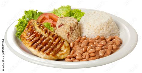 Arroz feijão farofa salada e frango grelhado típica comida