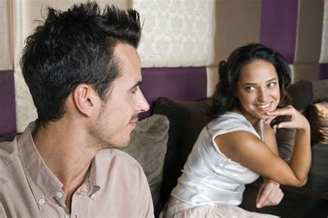 6 Formas De Seducir A Un Hombre Sin Hablarle Estilo De Vida Parejas