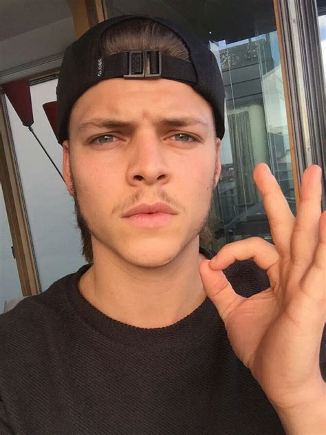 Alex Hoegh Andersen Ivar The Boneless From Vikings Source Twitter