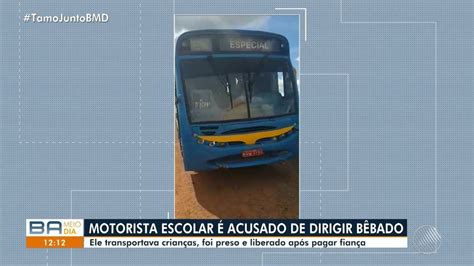 Motorista de ônibus escolar é preso após bater em placa e alunos