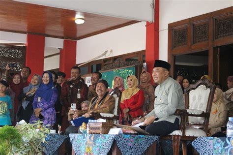 Fashion Show Hari Kartini Meriah Pj Bupati Ajak Peserta Teladani Sosok