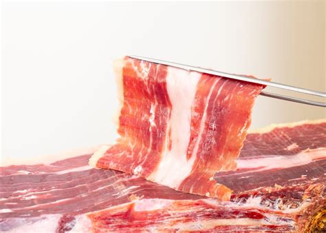 Guía para cortar jamón en casa paso a paso y servirlo como un profesional