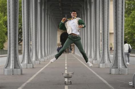 Roland Garros 2023Djokovic posa con su Copa de los Mosqueteros más