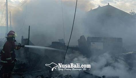 NUSABALI Gudang Rongsokan Terbakar