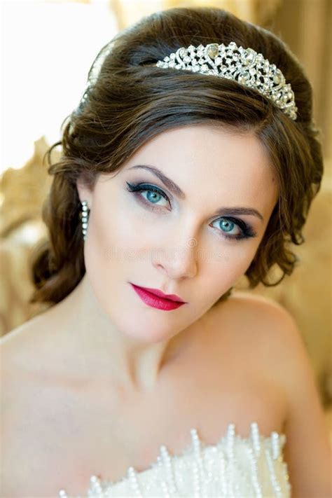 El Maquillaje Y El Peinado Morenos Hermosos De La Boda Del Retrato De