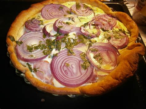 Délices d une novice Quiche au chèvre bacon et oignons rouges