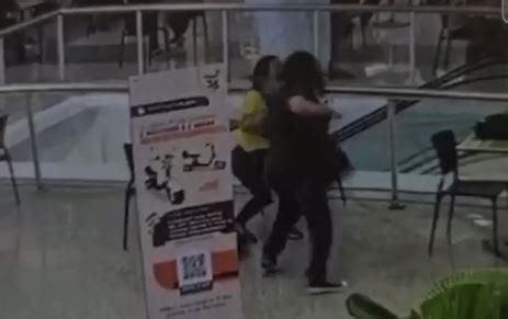 VÍDEO Câmera de segurança registra momento em que estudante é morta a