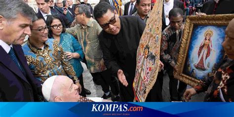 Saat Paus Fransiskus Diberi Hadiah Gunungan Wayang Kulit Dari Indonesia