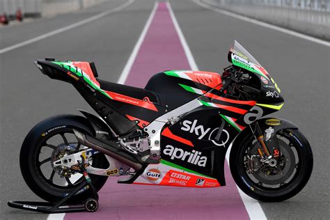 MotoGp Svelata In Qatar La Nuova Aprilia La RS Gp 2019 Di Iannone Ed