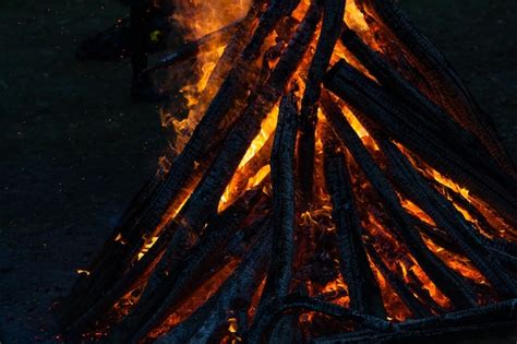 Hermosas Llamas De Fuego En Una Fogata Foto Premium