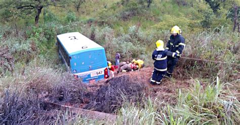 G1 Ônibus cai em ribanceira entre DF e Goiás e deixa 18 feridos