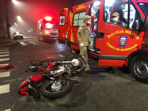 Motociclista morre no hospital após acidente em cruzamento na RMC