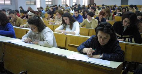 Más de 27 000 personas se examinan este domingo para lograr una plaza