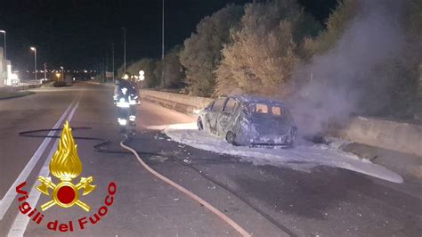 Olbia Auto In Fiamme Nella Notte Danni Ingenti