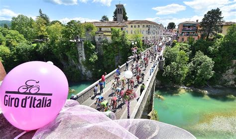 La città ducale si tinge di rosa per il doppio passaggio del Giro d