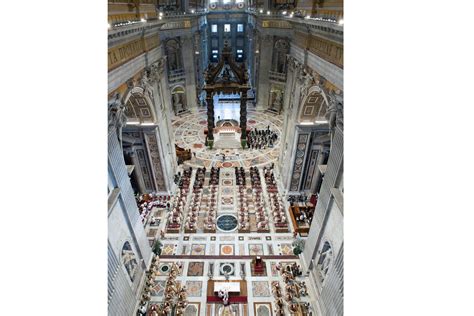 El Papa Francisco celebra la Misa Crismal dentro de la Basílica de San