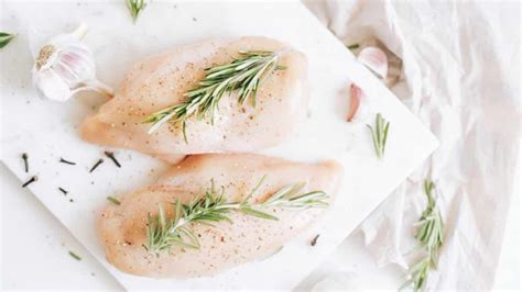 Cómo saber si el pollo está malo estos son los peligros de comerlo en