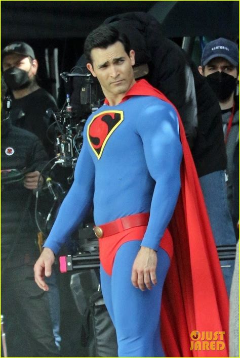 Superman Lois Tyler Hoechlin S New Suit Revealed In Set Photos