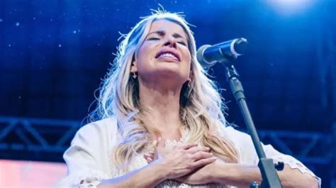 Após separação Karina Bacchi anuncia lançamento de carreira gospel