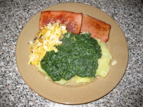Salzkartoffeln mit Spinat Leberkäse und Rührei Rezept kochbar de