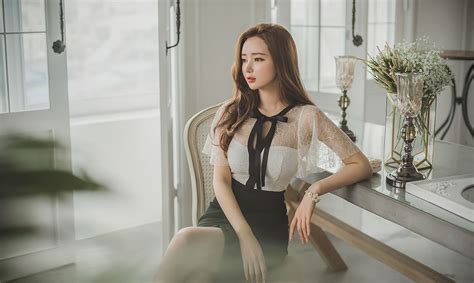 聚光灯下蕾丝上衣与黑色包臀半身裙的搭配带给你美的视觉 包臀 半身裙 蕾丝 新浪新闻
