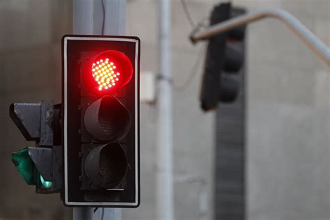 É permitido avançar o sinal vermelho à noite Saiba o que diz a lei abc