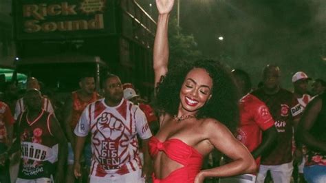 Dandara Mariana quase fica nua após vestido arrebentar em ensaio do