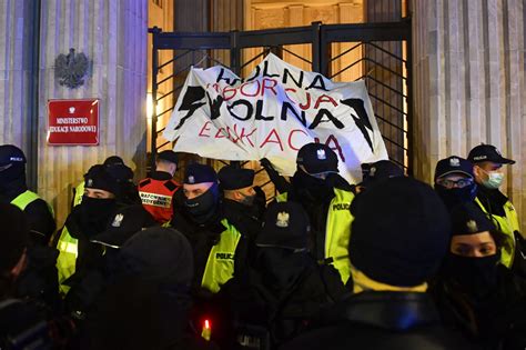 Protesty W Warszawie Policja Informuje O Zatrzymaniach Radio