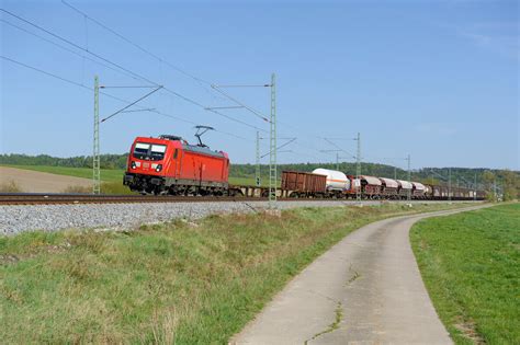 187 191 mit einem gemischten Güterzug bei Oberdachstetten Richtung