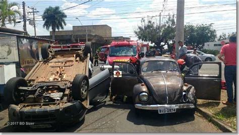 Carro capota após colisão Comando VP