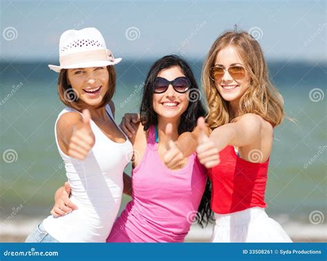 Groupe De Filles Refroidissant Sur La Plage Image Stock Image Du